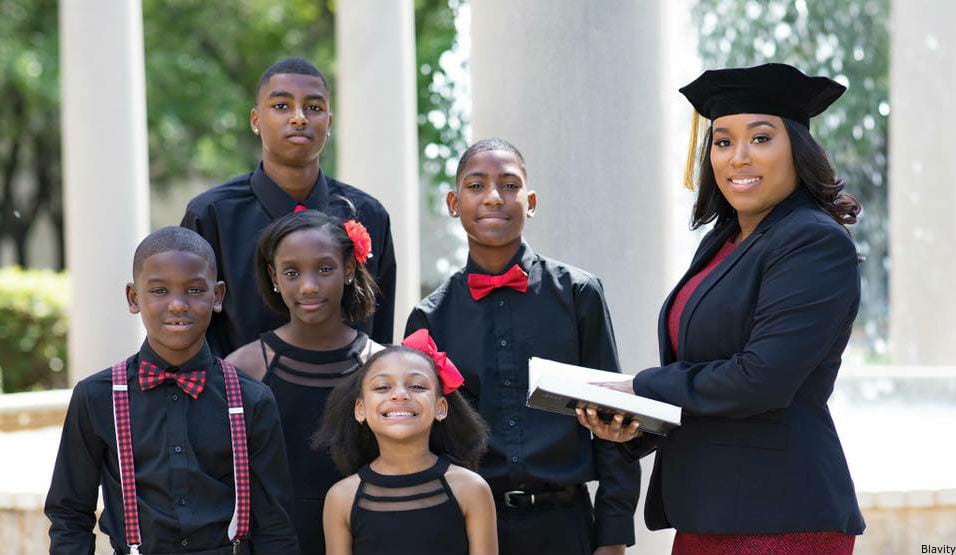 Mom of Five Who Won The Internet's Heart With Her Law School Graduatio ...